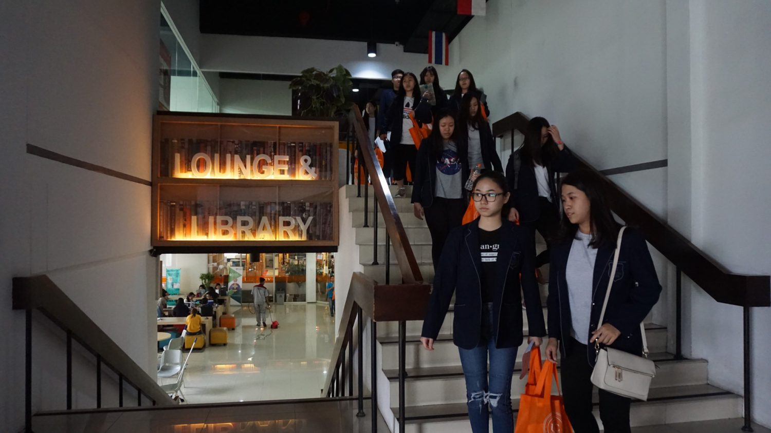 Kunjungan dari SMA Mawar Sharon Surabaya - Library