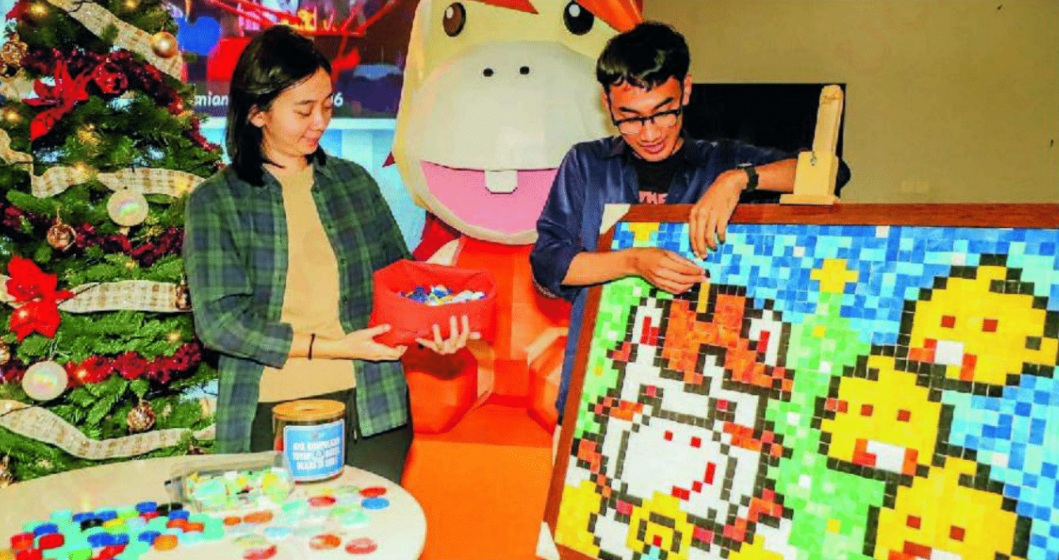 Dosen-Mahasiswa UC Ubah Tutup Botol Jadi Pixel Art. Jawa Pos. 10 ...